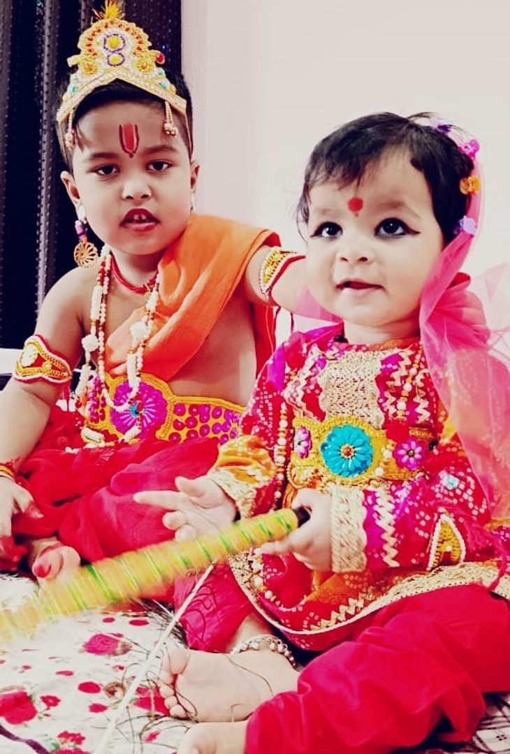Little children took the form of Shri Krishna and Radha Rani | नन्हें ...