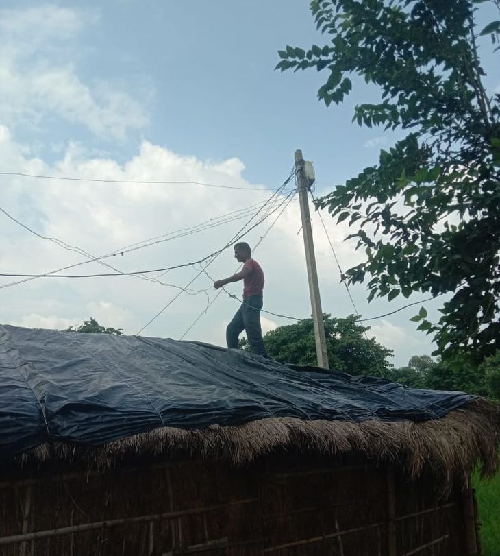 The connection of defaulters was cut in Bhodhan village of Dumri ...