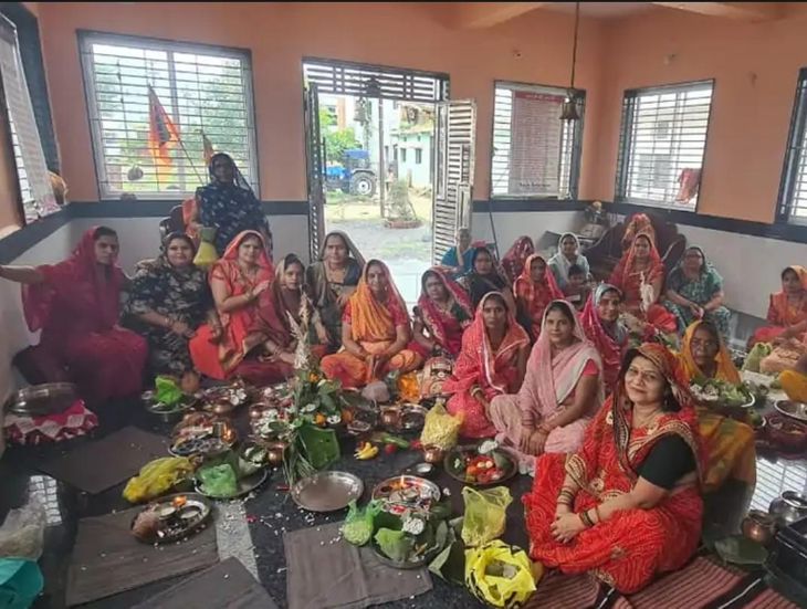 Women kept fast and worshipped on Hal Chhath | हलछठ पर महिलाओं ने व्रत ...