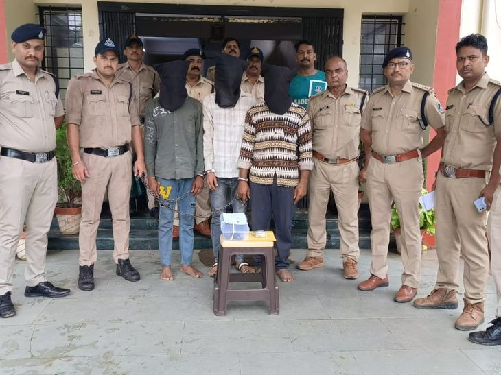 Police recovered 60 thousand from the robbers | लुटेरों से पुलिस ने ...