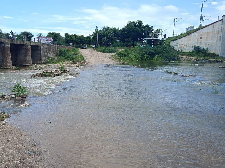 Water came in Sukdi river in Rani | रानी में सुकड़ी नदी में आया पानी ...