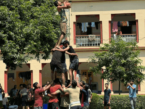 'Govind Aala Re' at IIT-BHU, Janmashtami by breaking the pot 'PHOTO' | IIT-BHU में मटकी फोड़ ...