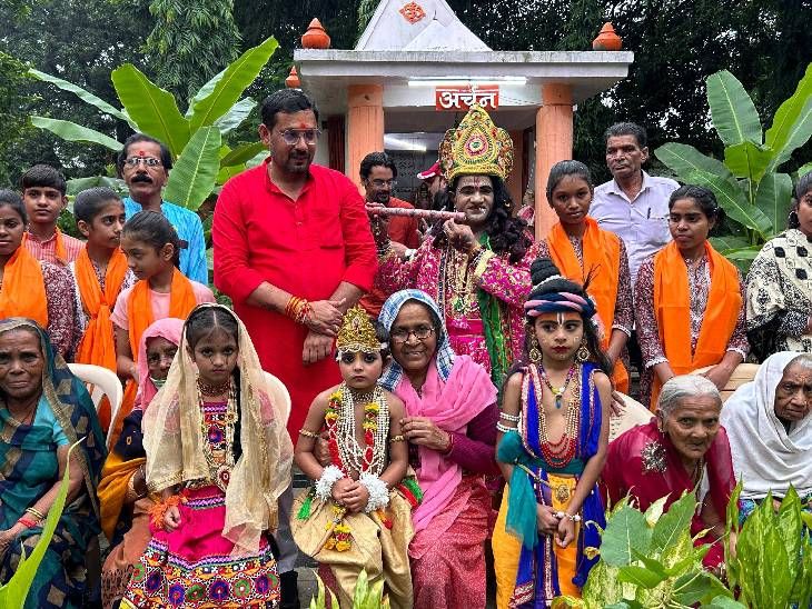 Guru Nanak Mandal Bhopal celebrated Janmashtami in Aasra Old Age Home ...