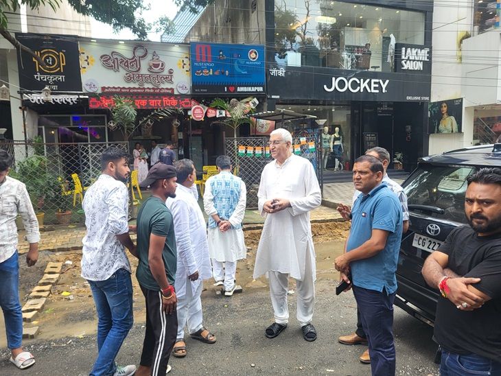 Former Deputy CM arrived to see the plight of NH 43, pits were filled ...