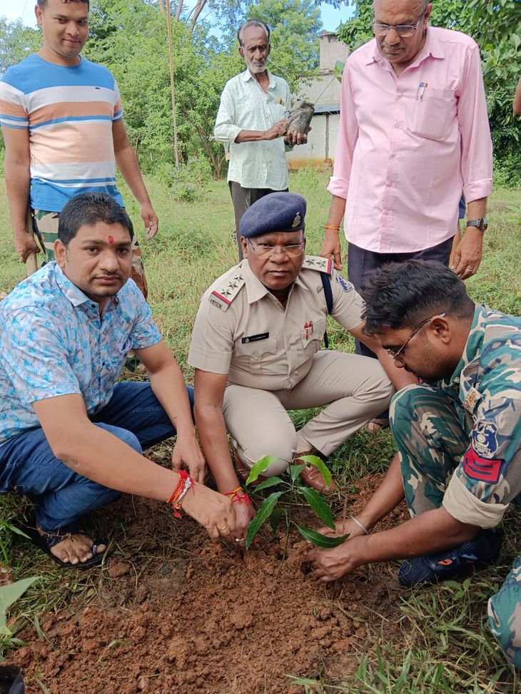 Dr. Manish Sinha planted trees on his birthday | डॉ. मनीष सिन्हा ने ...