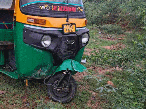 Auto rickshaw lost control and collided with an electric pole ...