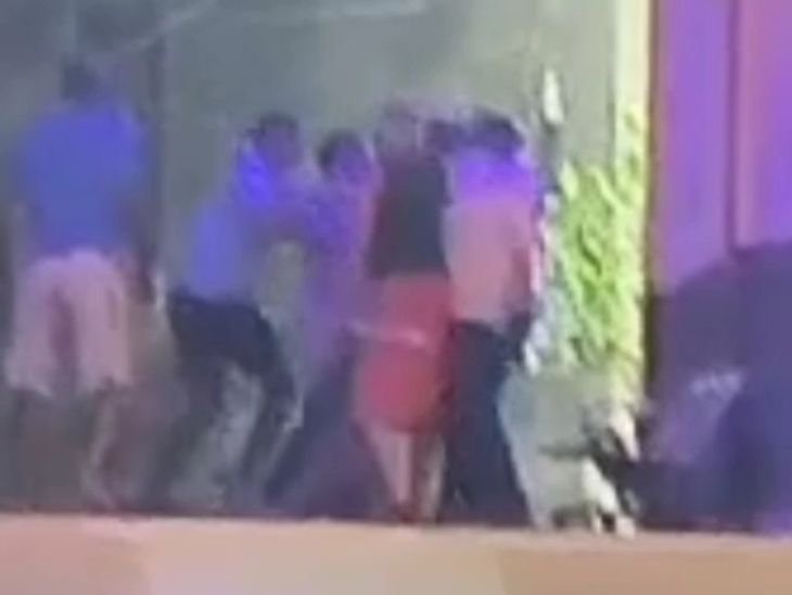 There was a fierce fight between two groups in the hotel | होटल में दो ...