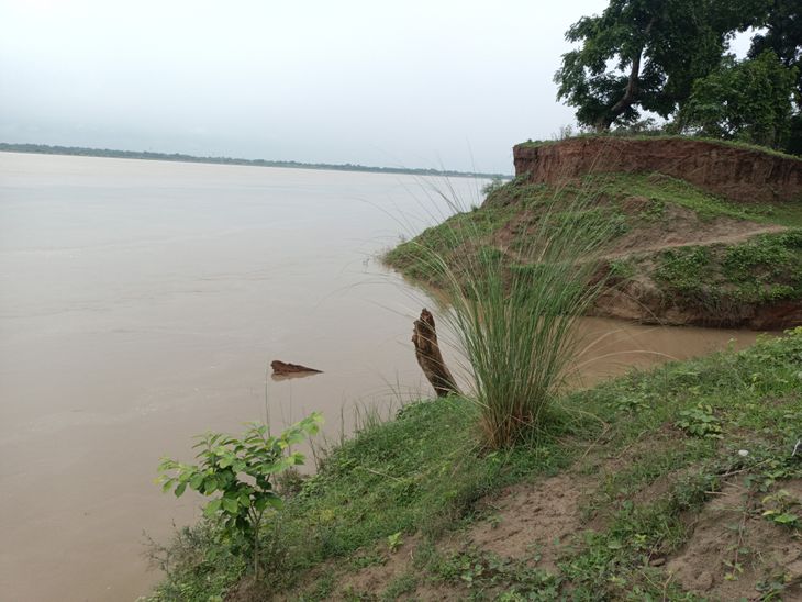The water level of the Ganges river is rising in Bhadohi | भदोही में ...