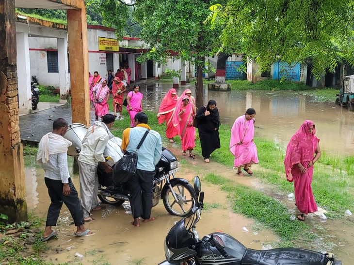 Waterlogging in Muhammadabad block campus | मुहम्मदाबाद ब्लाक परिसर में ...