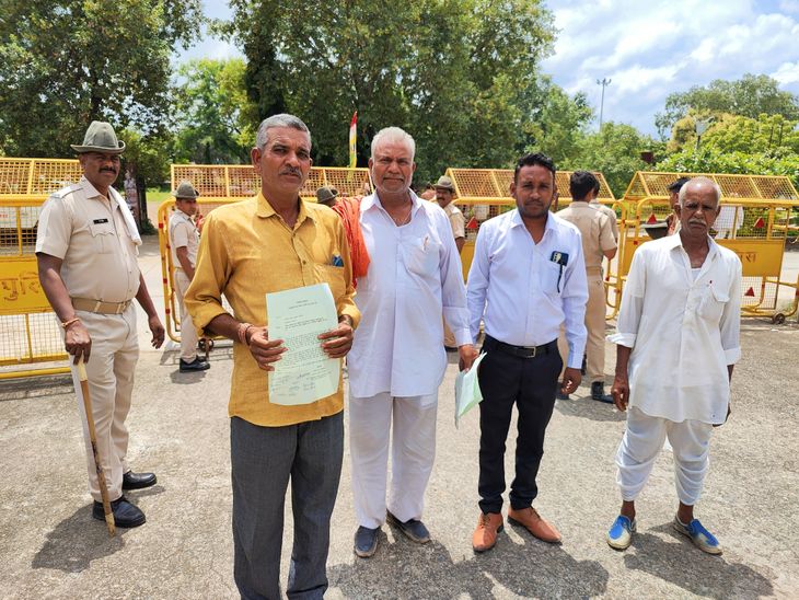 Villagers demonstrated at the mini secretariat | ग्रामीणों ने मिनी ...