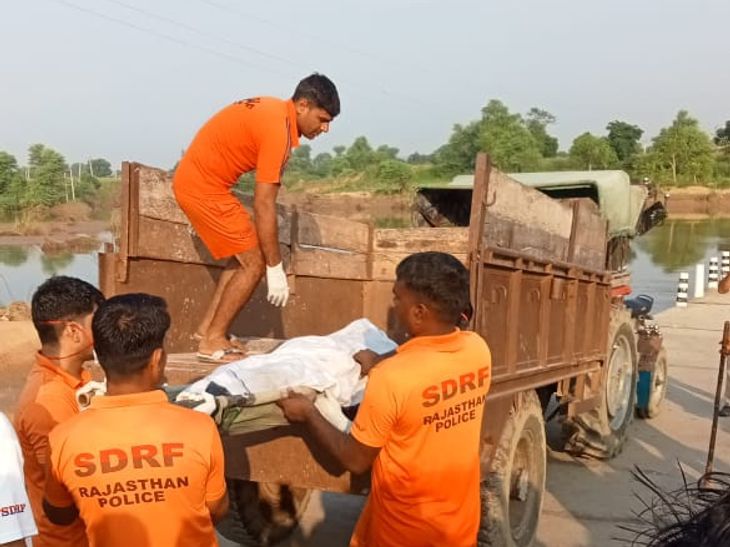 A young man was swept away along with his bike on the Lapavali bridge | लपावली पुल पर बाइक समेम ...