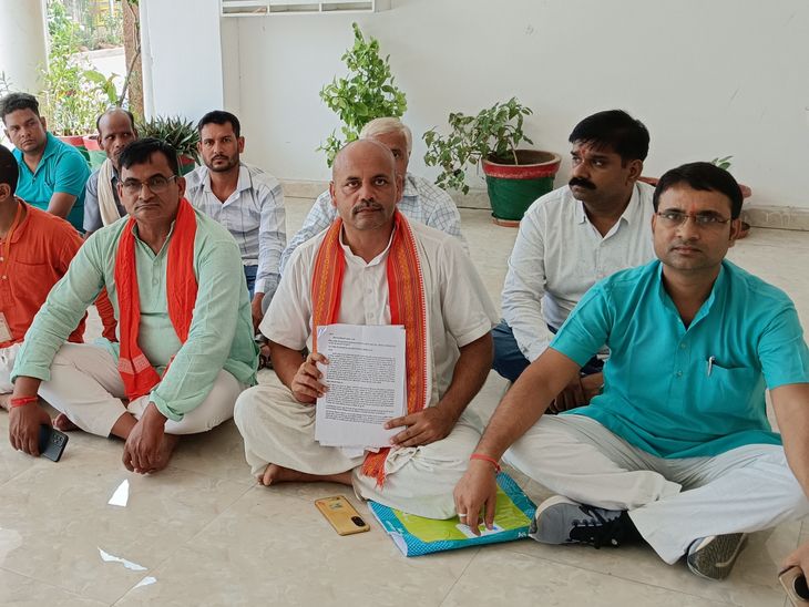 Sudama sat on a dharna in front of DM's chamber in Basti | बस्ती में ...