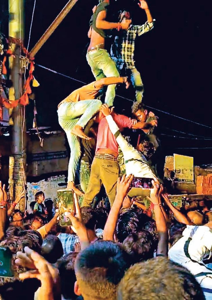 A huge crowd of Govindas gathered to break the pot on Lord Krishna's ...