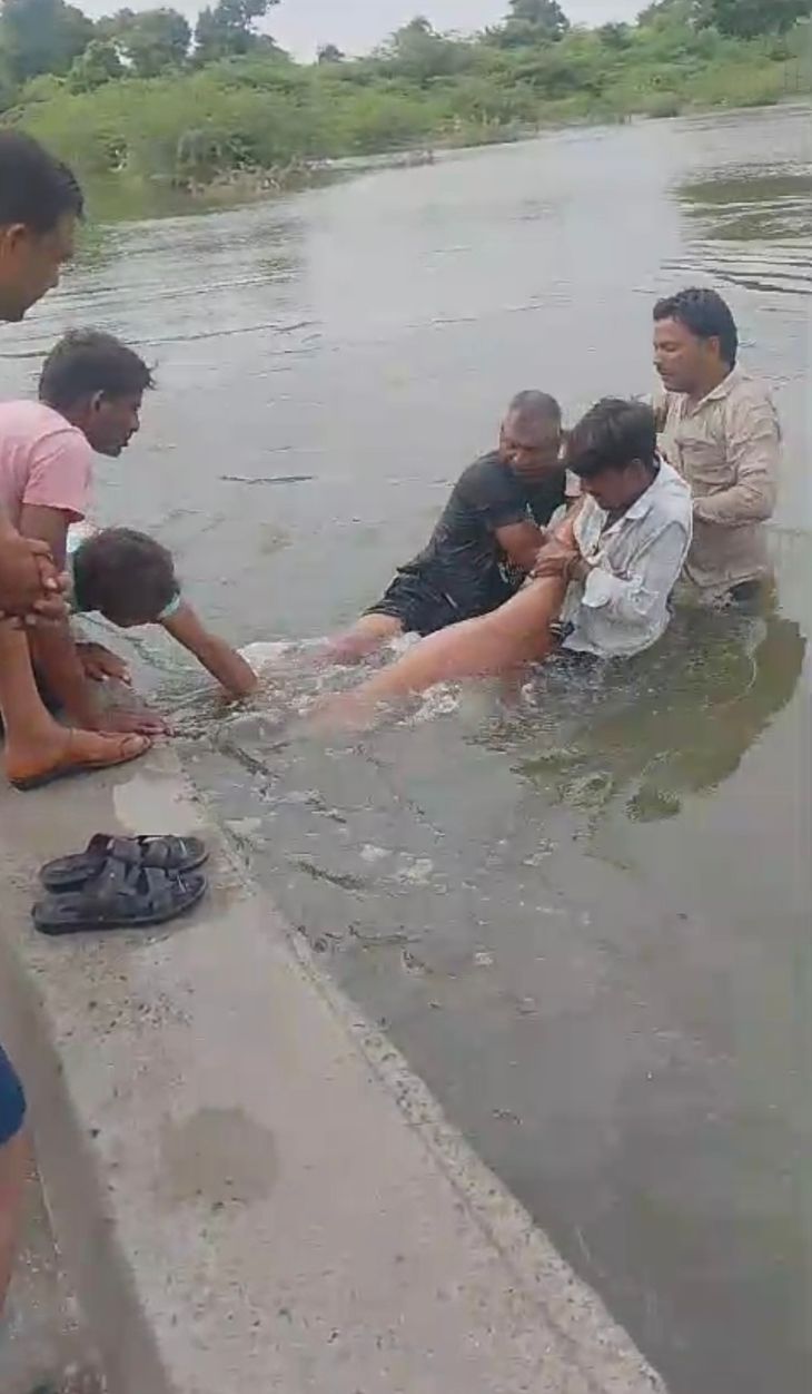 A young man who went to take a bath got stuck in a culvert pipe, people ...