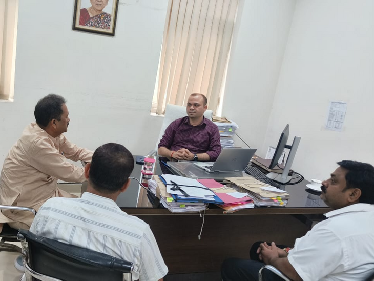 Employees stage protest Lucknow Uttar Pradesh Ministerial Collectorate ...