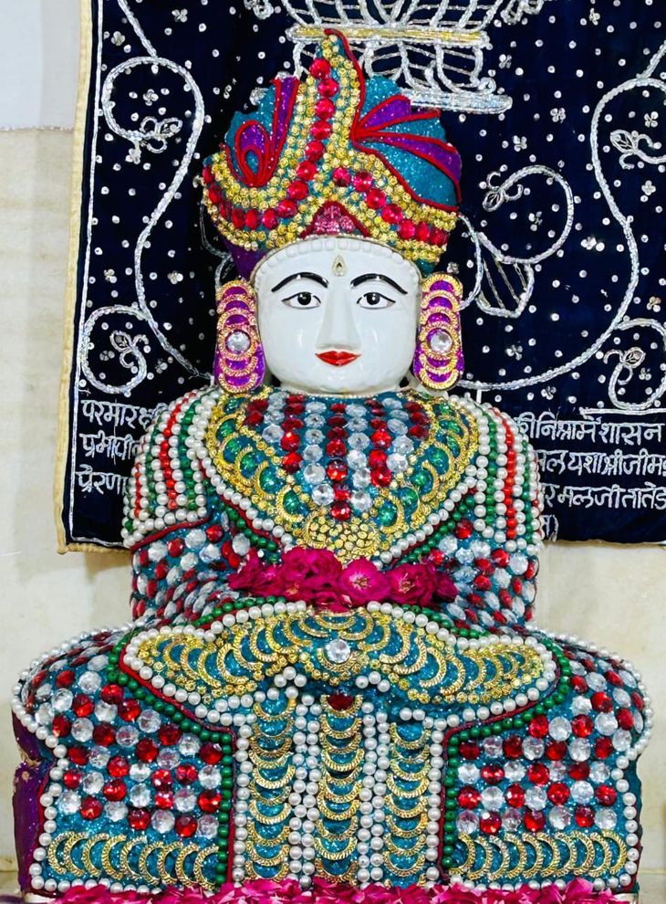 Lord Rishabhdev was adorned with a angi in the temple | भगवान ऋषभदेव ...