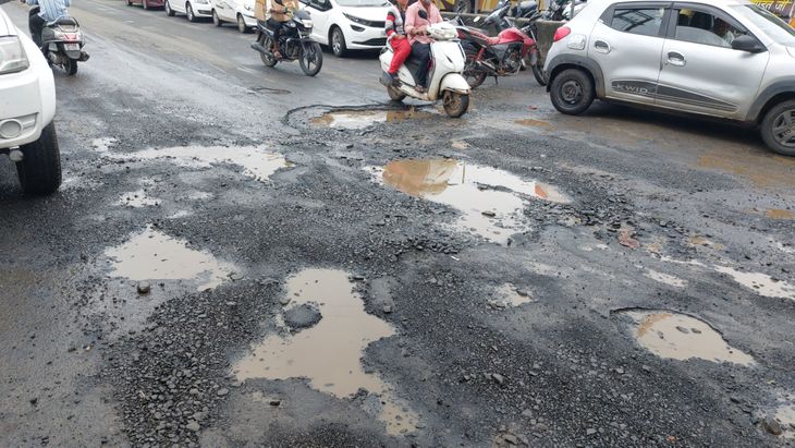 Road condition is bad, potholes are everywhere | सड़कों की स्थिति खराब ...