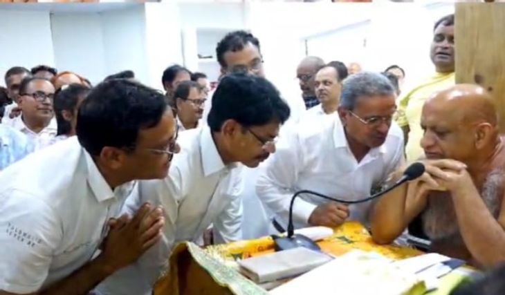 Munishri blessed the priests of the weekly Abhishek Mandal by applying ...