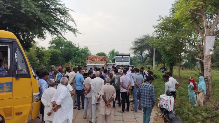 Students angry due to lack of buses, stopped vehicles for an hour in ...