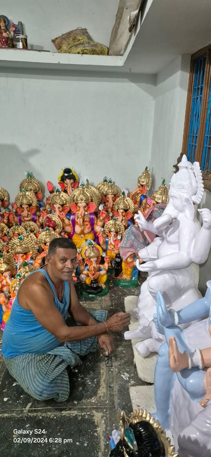 Tekram Kumbhakar makes Ganesh idols from clay, speciality of which is ...