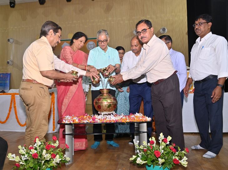 Dr. Aastik Jha honored best teacher award Ayodhya scientist Dr. R.k ...