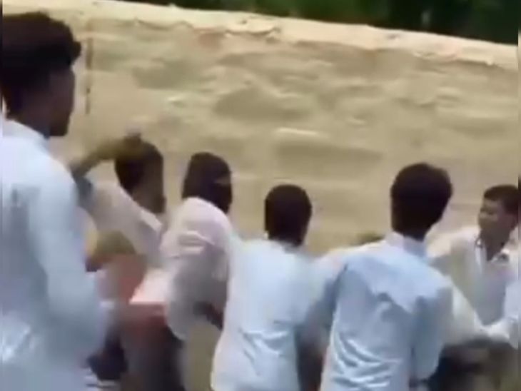 Fight between two groups of students, VIDEO | छात्रों के दो गुटों में ...