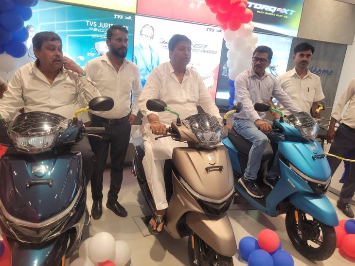TVS Jupiter scooter 113 cc launched at Gangakunthi agency | टीवीएस का ...