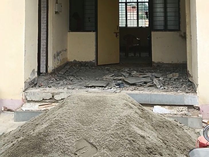 The broken modern postmortem house is being repaired | टूटे पड़े आधुनिक ...