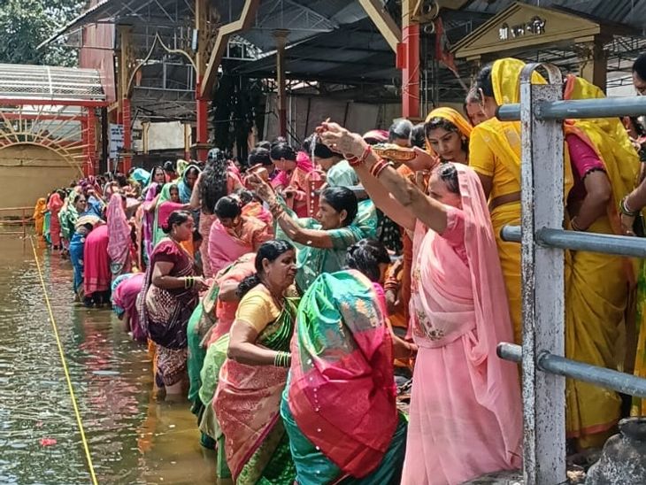 Women reached the Tapti coast on Hartalika Teej | हरतालिका तीज पर ...