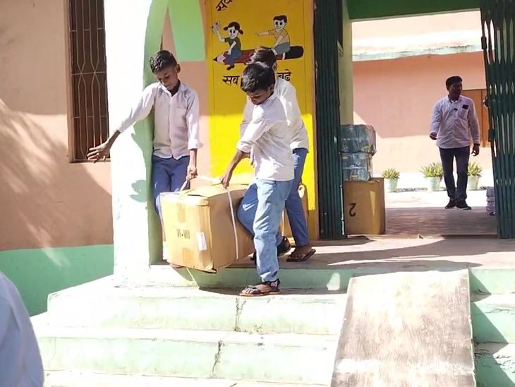 Video of school kids carrying cartoons goes viral