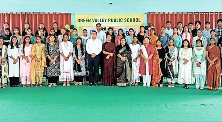 Teachers were honored in Green Valley School | ग्रीन वैली स्कूल में ...