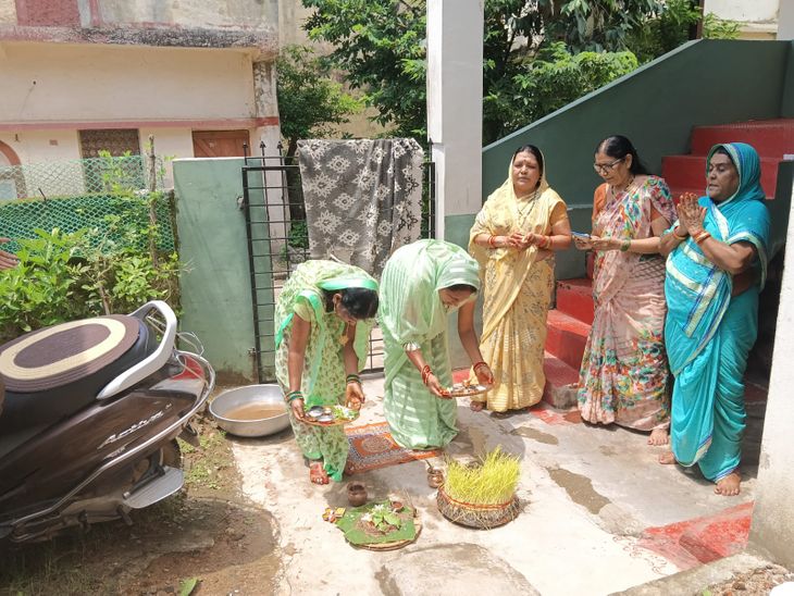 Women kept Nirjala fast, made Shivling of sand and worshipped Gaur ...