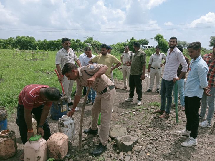 Excise and police action in Nateran area | नटेरन क्षेत्र में आबकारी की ...