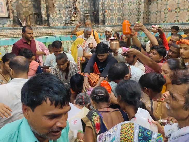 Queue of devotees at Lodheshwar Mahadeva temple in Ramnagar | रामनगर ...