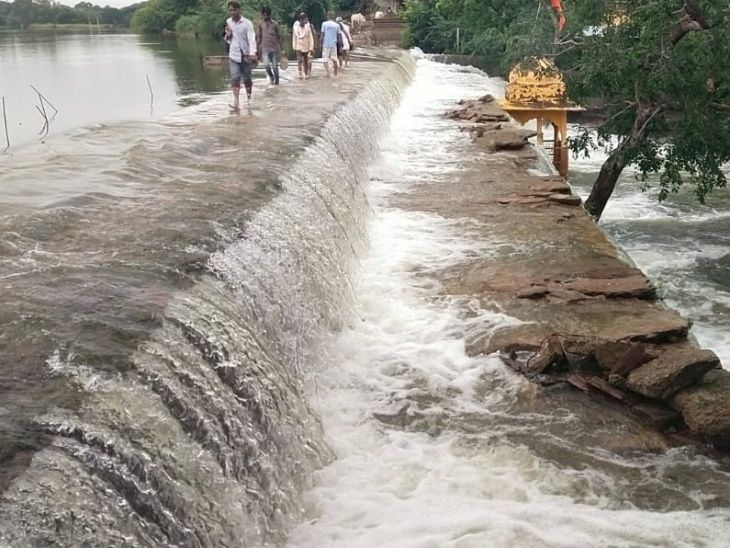 Rain wreaks havoc in Bundi, flood-like situation in villages. Gudha dam ...