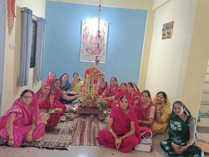 Women kept fast and did puja | महिलाओं ने व्रत रख किया पूजन - Khargone ...