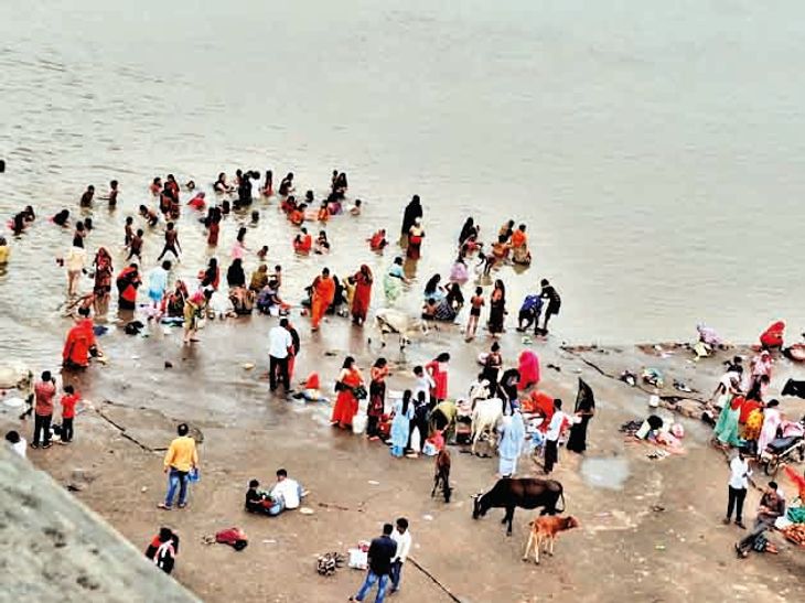Women kept fast on Rishi Panchami, took bath in Narmada river | ऋषि ...