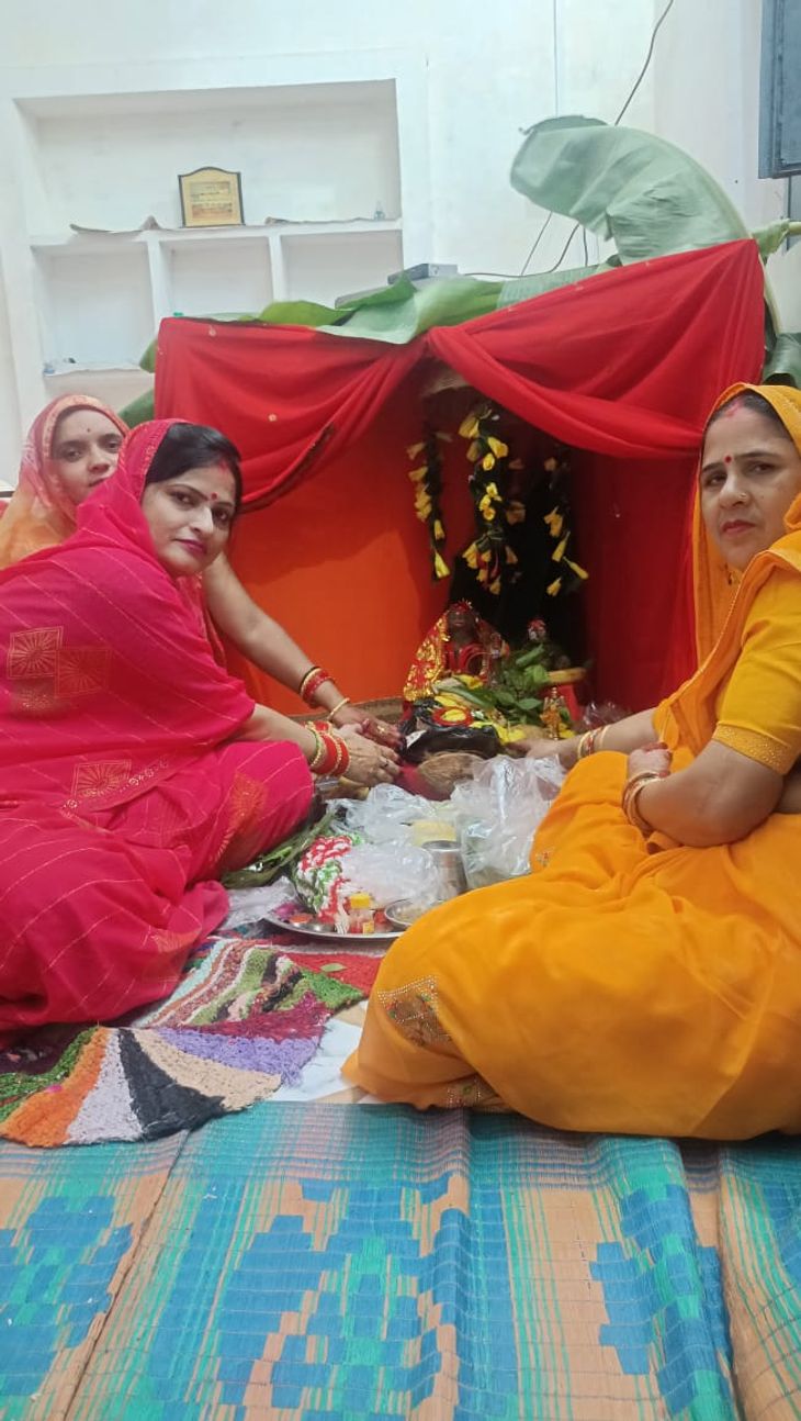 Married women kept fast on Haritalika Teej | हरितालिका तीज पर सुहागिनों ...