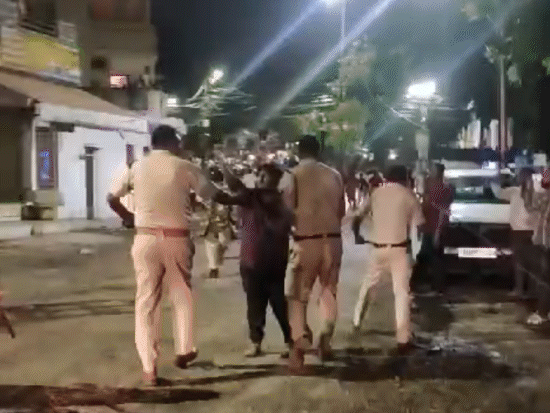 Ratlam Ganesh Chaturthi Stone Pelting Video; Hindu Muslim | Ratlam News | थाना घेरने-पथराव के ...