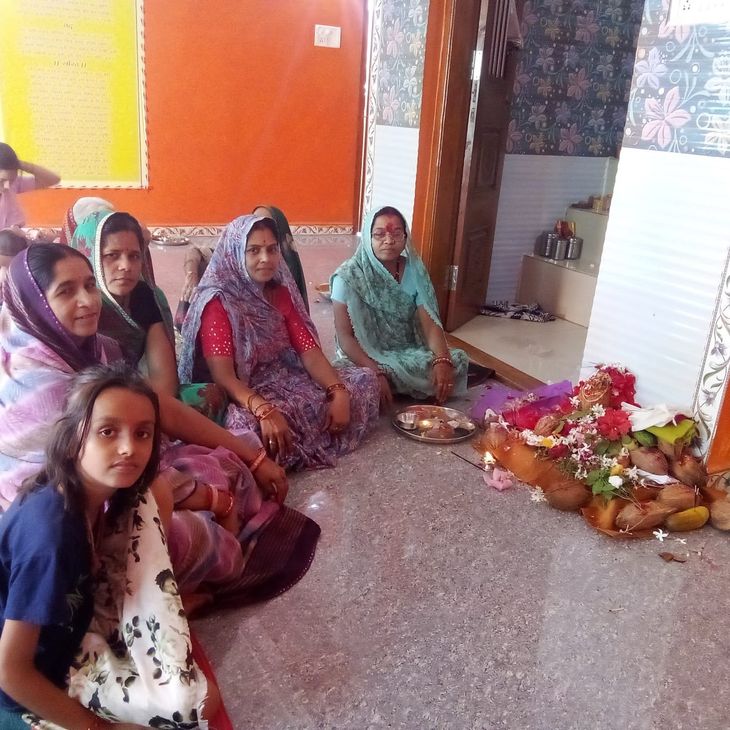 Women kept fast and worshiped the Sapta Rishis | महिलाओं ने व्रत रख ...