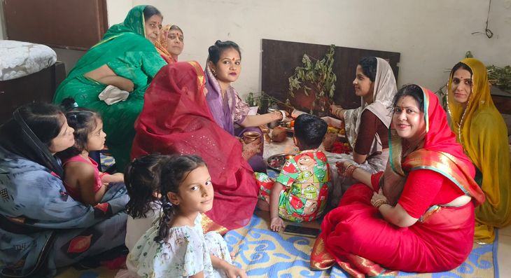 Women kept fast and worshipped on Rishi Panchami | ऋषि पंचमी पर महिलाओं ...