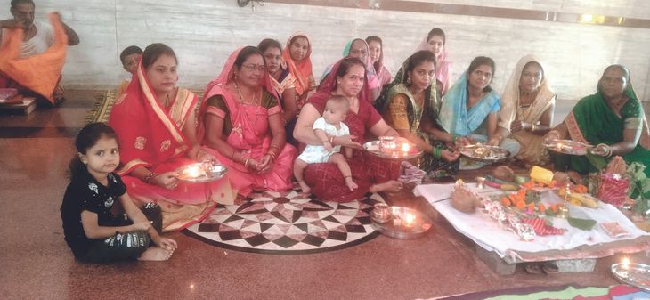 Women kept fast and worshipped the sages | महिलाओं ने व्रत रखकर किया ऋ ...