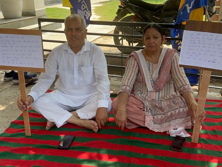 Fazilka AAP Block Pradhan staged sit-in protest | फाजिल्का में AAP ...