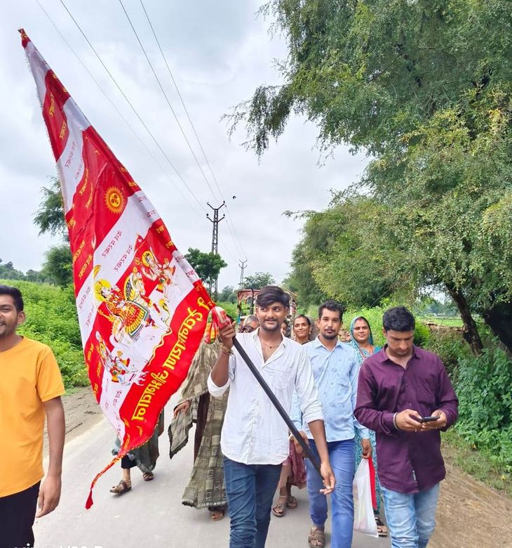 A 10 kilometer long procession was taken out on foot | 10 किलोमीटर पैदल ...