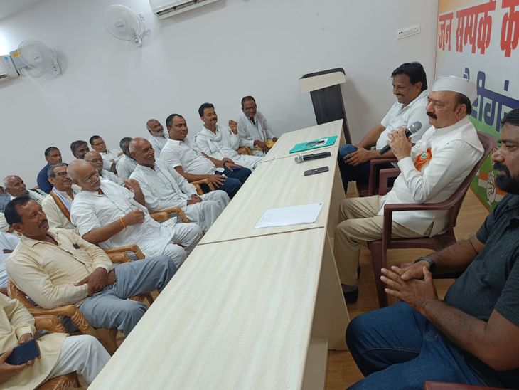 MP held public darbar in Amethi | अमेठी में सांसद ने लगाया जनता दरबार ...