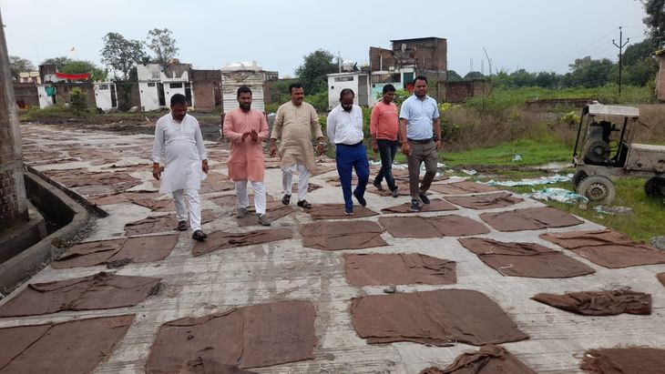 Quality of 20 feet wide road seen in Atal Colony | अटल कॉलोनी में 20 ...