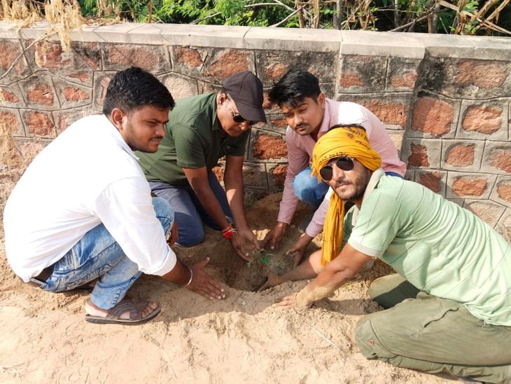 In Kayastha Samaj Moksha Dham, the youth cleaned up the bushes and ...