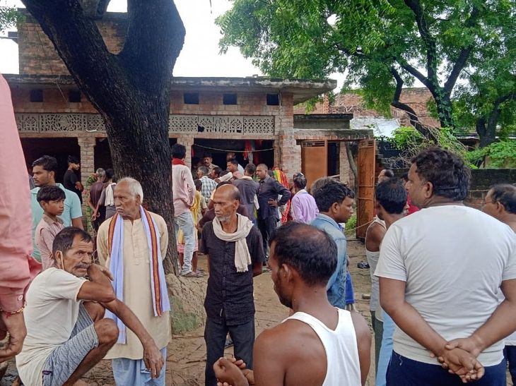 Mud wall collapsed in Hasanganj, grandfather and grandson died | हसनगंज ...