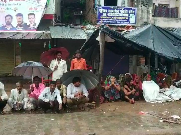 Strike of Prajapati Samaj resumed in Bhander | भांडेर में प्रजापति समाज ...