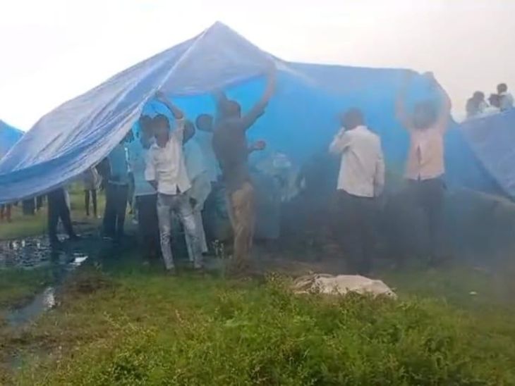 Last rites had to be performed under tarpaulin in Bhitarwar | भितरवार ...